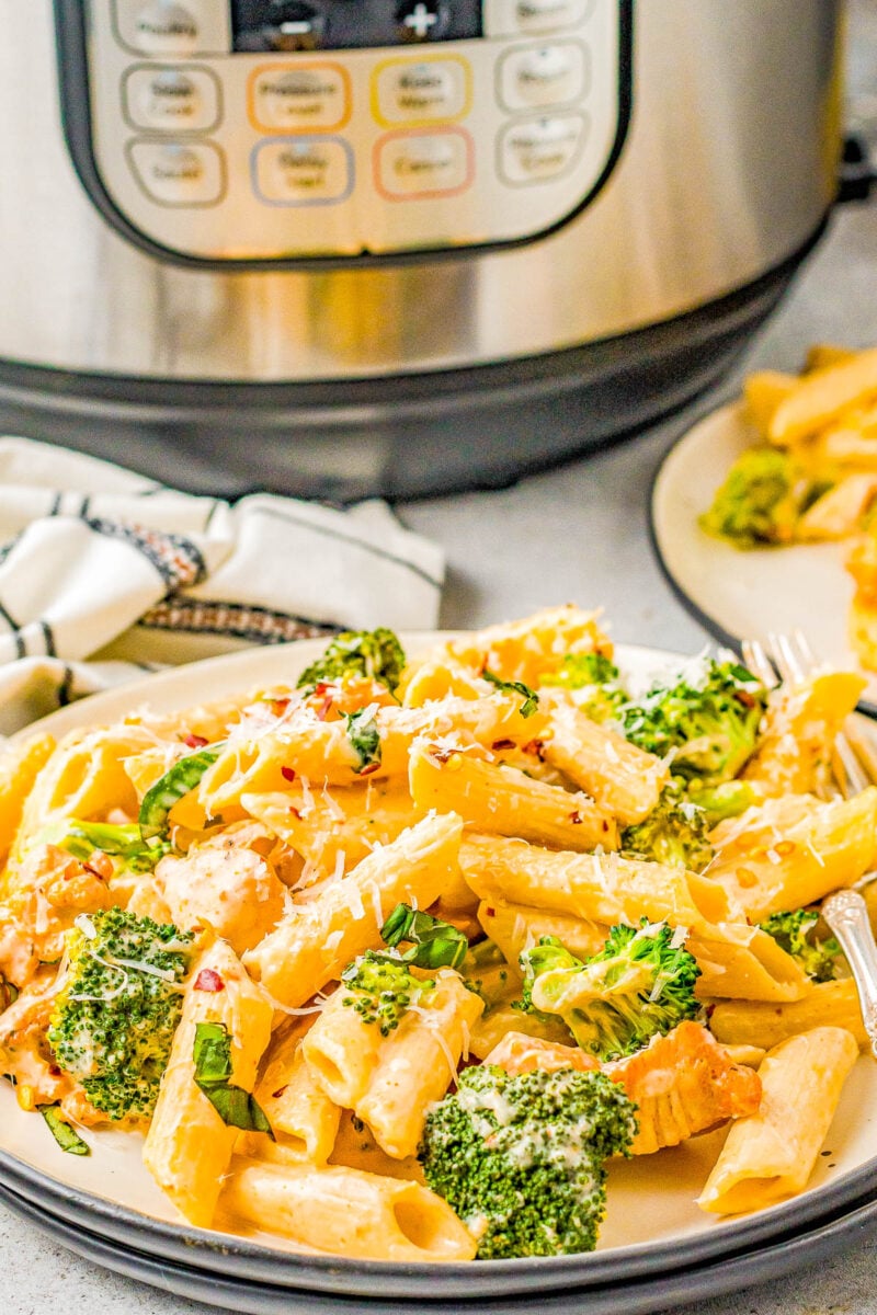 Instant Pot Chicken Broccoli Pasta - Averie Cooks